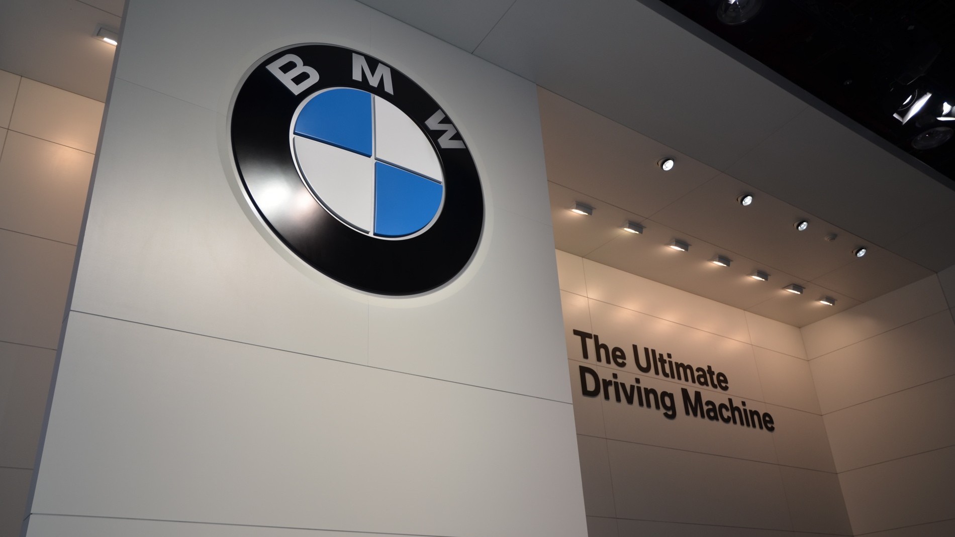 The Ultimate Driving Machine: Cách khẩu hiệu mang tính biểu tượng của ...