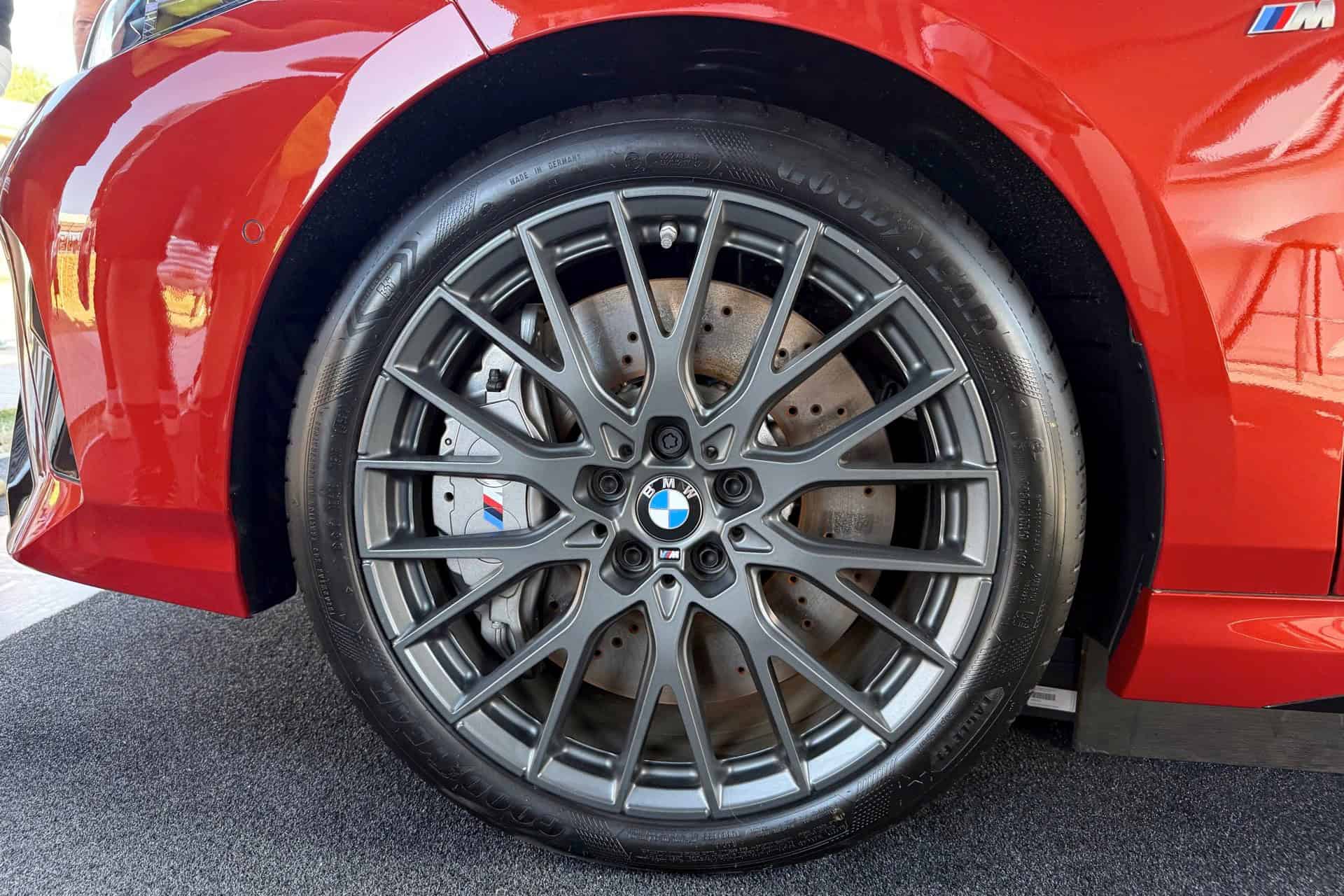 BMW "khoác áo" màu Cam Shakir cho mẫu hatchback hiệu suất cao M135 ...