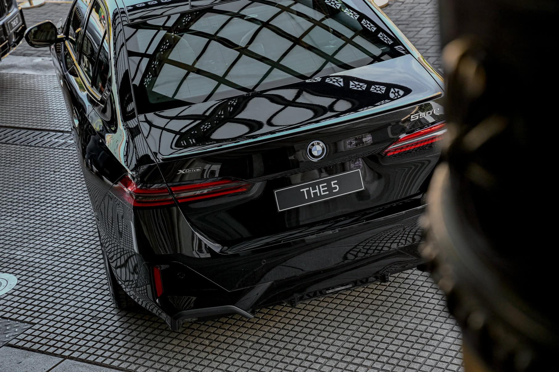 BMW 550e xDrive "tạo dáng" trước nhà hát Opera - Euro Car