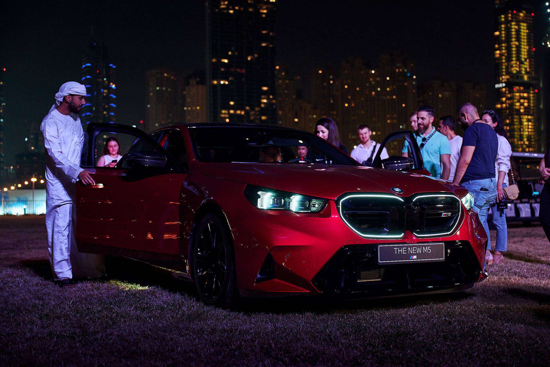 BMW M5 Touring được vận chuyển bằng trực thăng ở Dubai - Euro Car