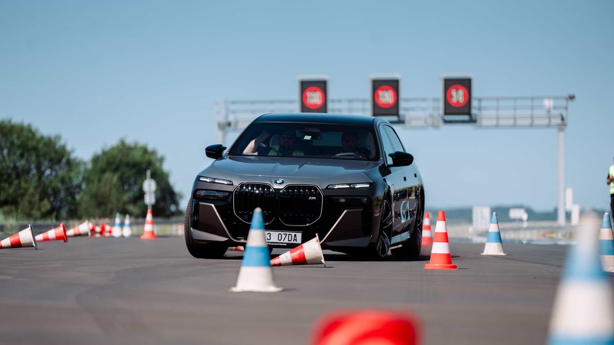 BMW 7 Series Protection G73: Chiếc sedan bọc thép chạy thử nghiệm tại ...